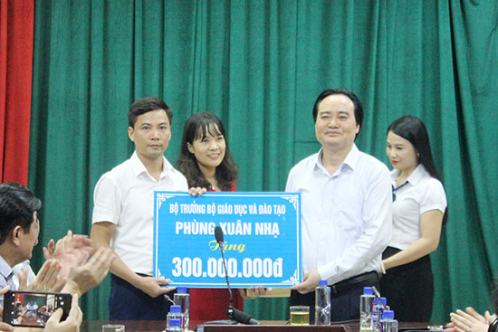 Đồng chí Bộ trưởng Bộ Giáo dục và Đào tạo thăm hỏi, chia sẻ những khó khăn với ngành Giáo dục ...